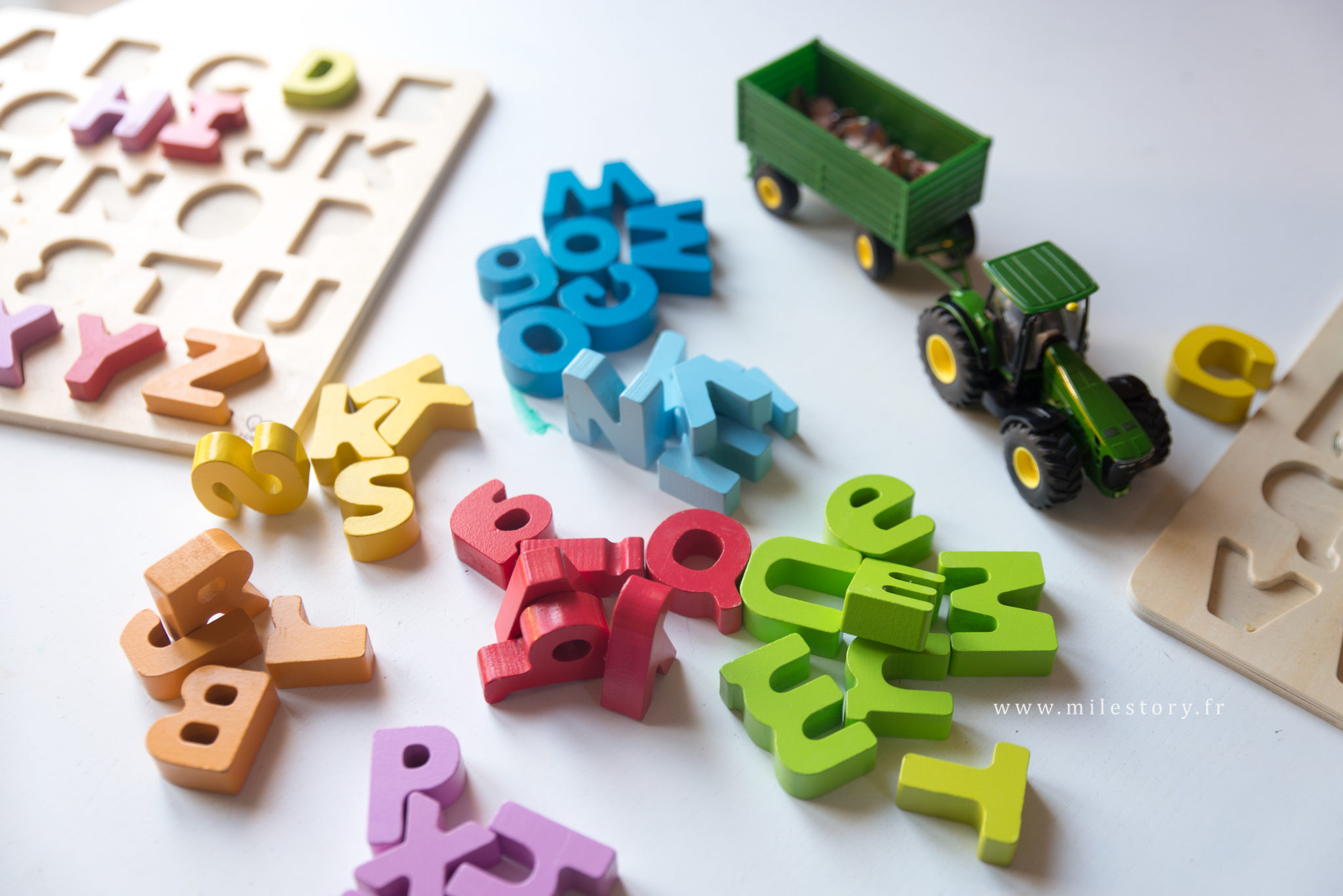 {IEF} Apprendre l'alphabet en jouant avec un puzzle alphabet ...